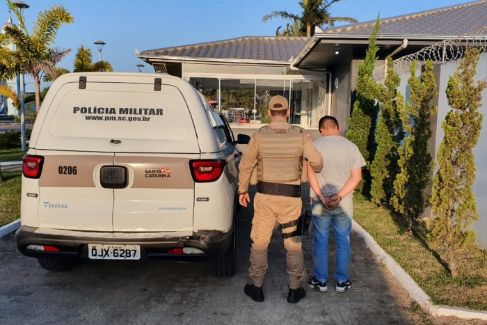 Criminoso é preso com arma de fogo e drogas após agredir policial ...