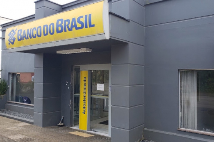 AGORA: Três ladrões invadem banco do Brasil e mantém reféns - TopElegance