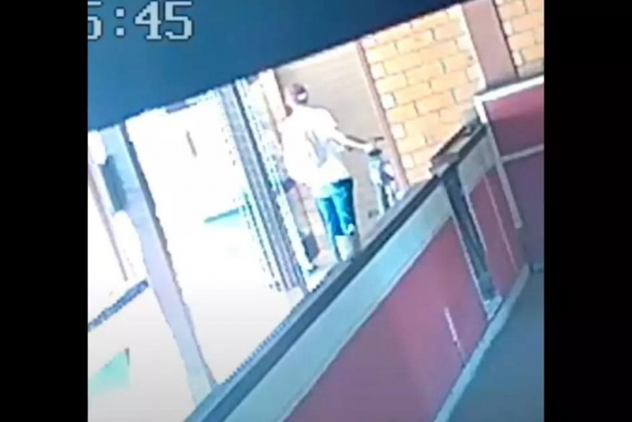 VÍDEO - Homem é flagrado furtando máquina de ursinho de pelúcia ...