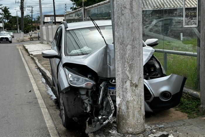 Motorista dorme ao volante e colide contra poste em Tijucas - TopElegance