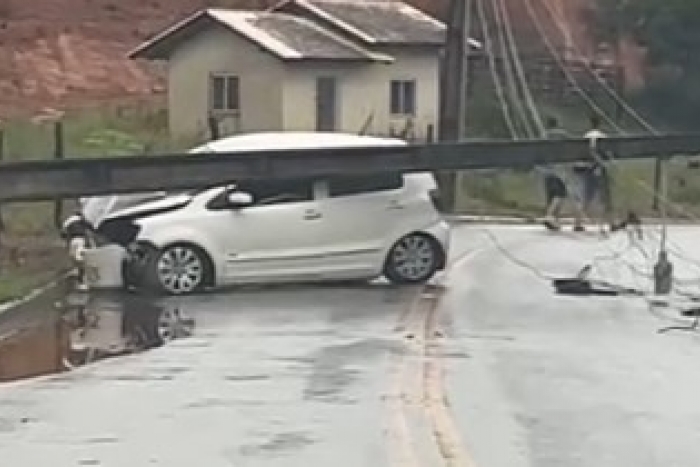 Carro bate em poste e deixa parte de Canelinha sem luz - TopElegance