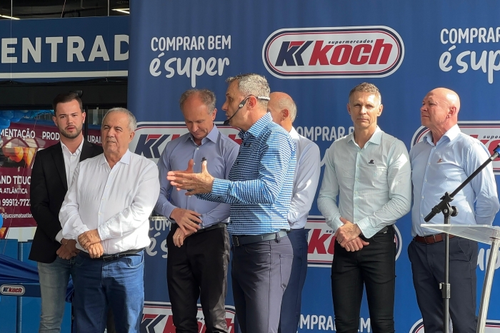 Irmãos Koch se emocionam em inauguração ao relembrarem começo em ...