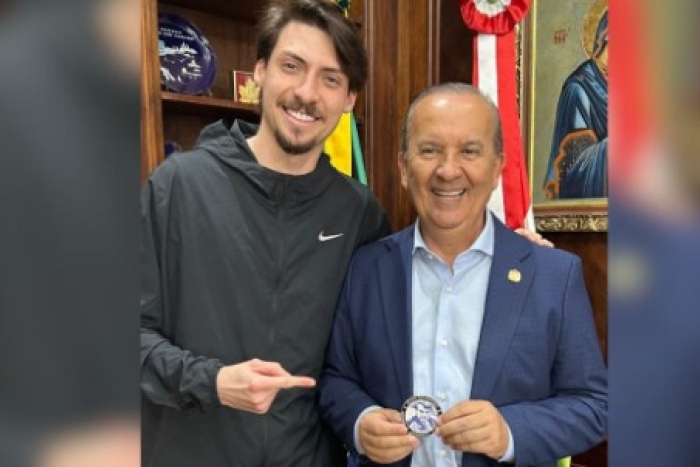 Renan Bolsonaro presenteia Jorginho Mello com medalha ‘imbrochável ...